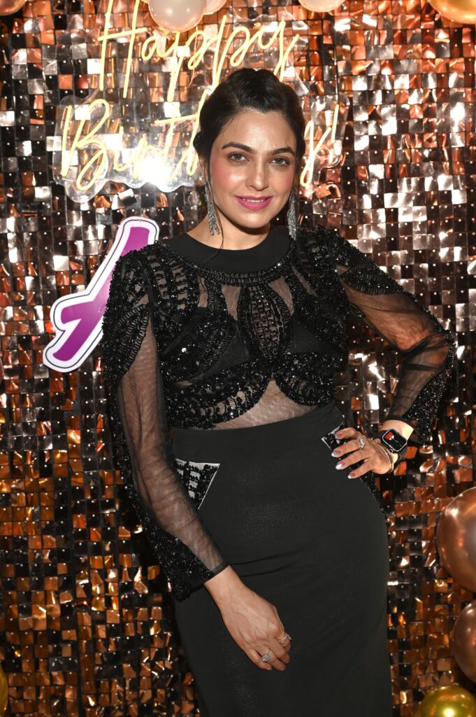 Grand star- studded birthday bash of actress Ami Neema Bollywood News ...